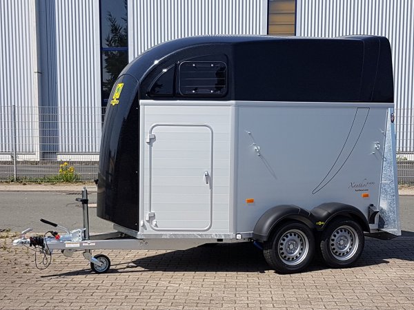 HUMBAUR Aluanhänger Xanthos AERO 2400 Sattelkammer Seitentrittschutz Tempo 100 und schwarzem ...